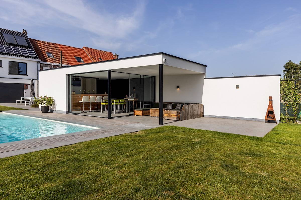 Pool house moderne en crépi
