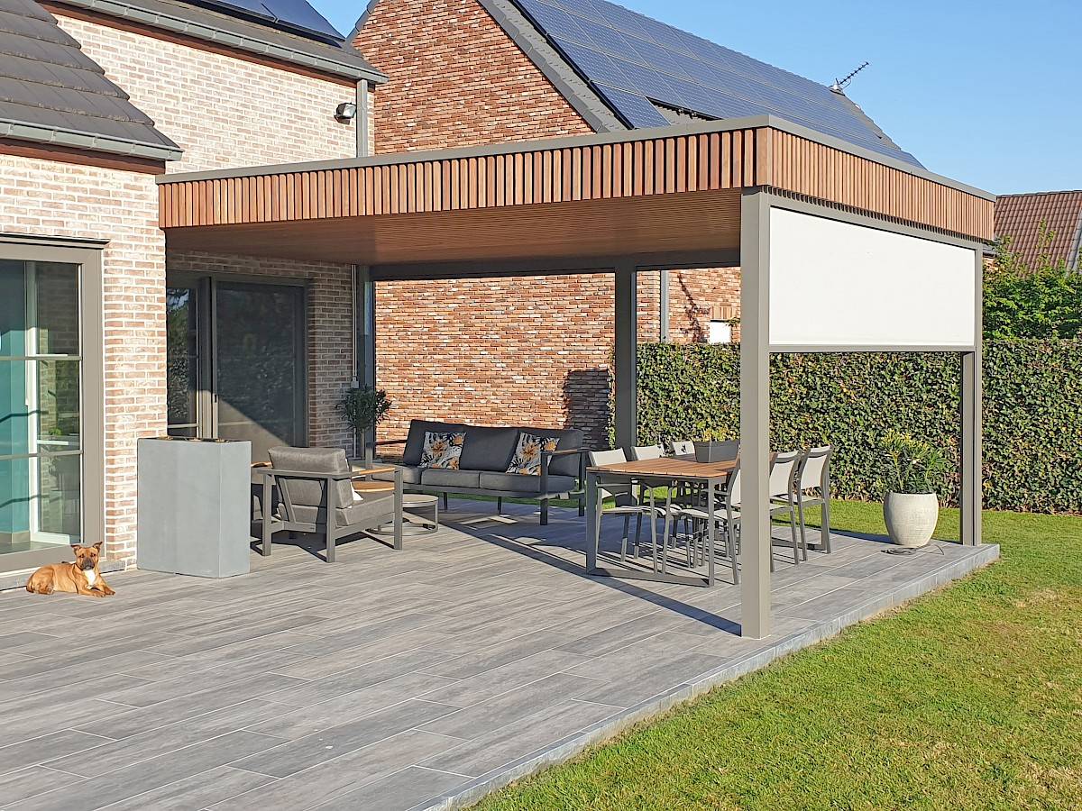 Moderne terrasoverkapping met hout, aluminium en screens - Ostyn